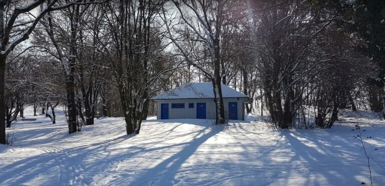 Flap at Lake Lerchenau ? The public cruising toilet in the countryside