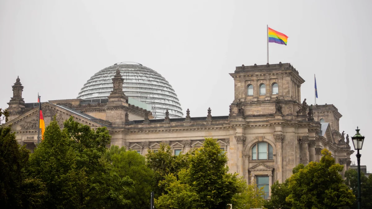 CSD Berlin: In front of the Bundesrat the CSD flag flies